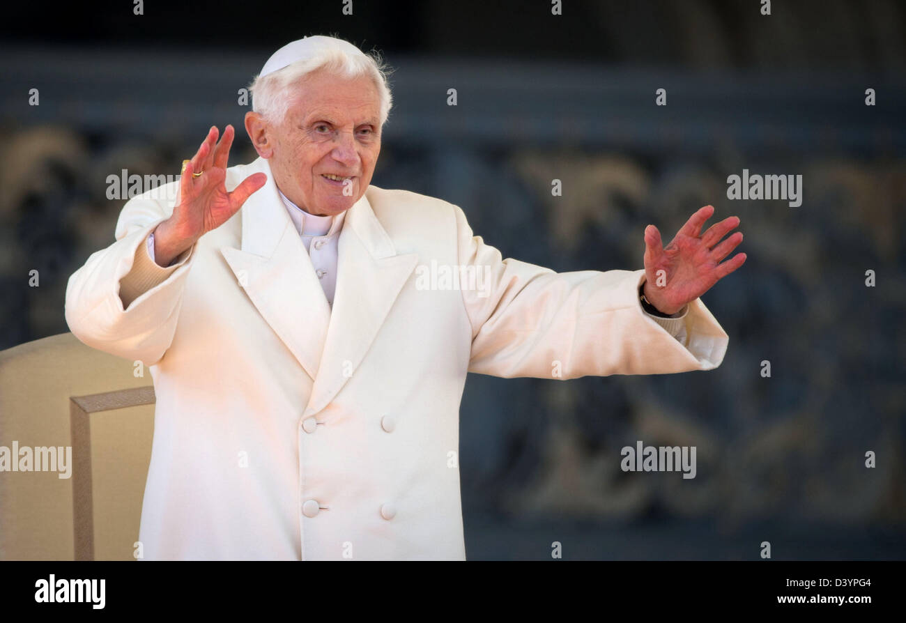 Rome, Italy. 27th February 2013. Pope Benedict XVI waves to tens of ...