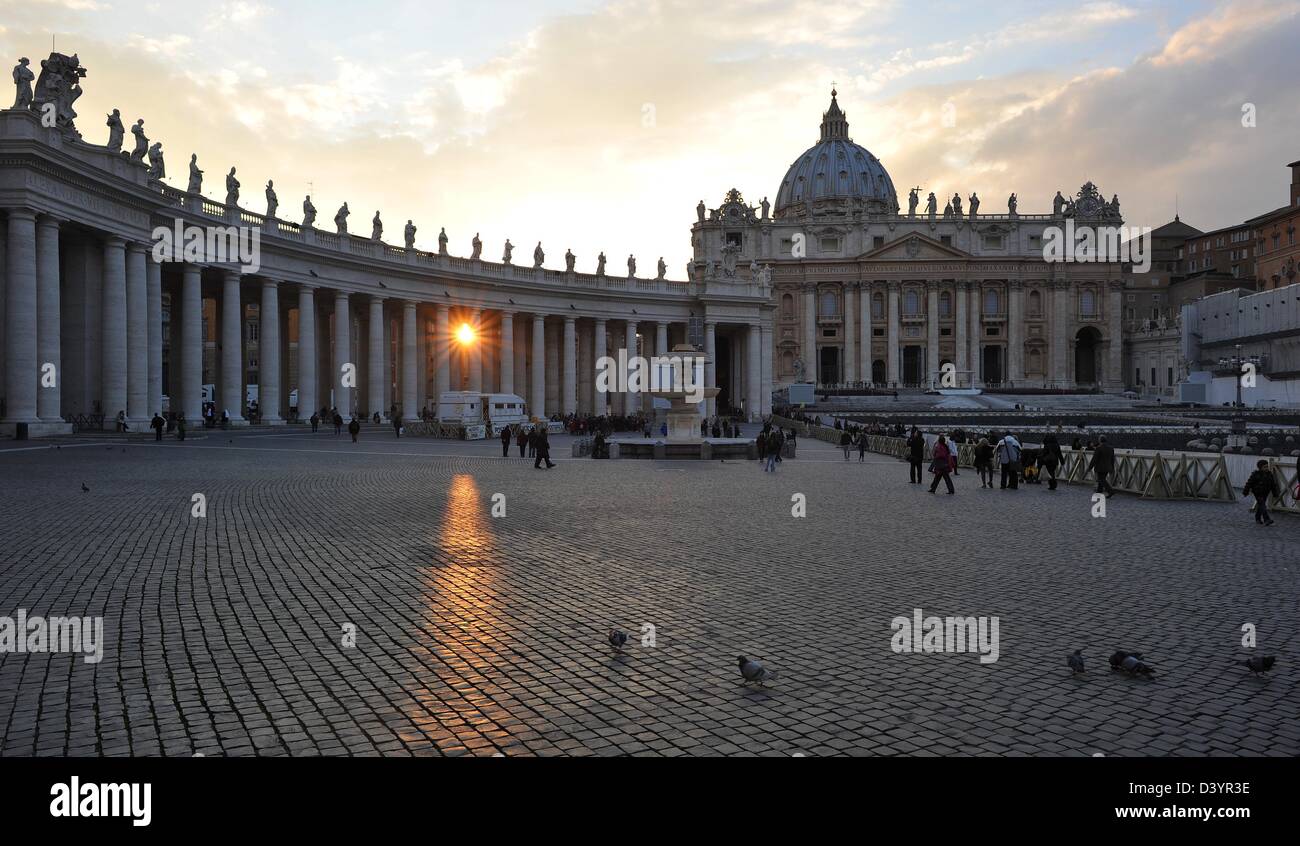 Visitors of the Vatican walk across Saint Peter's Square in Rome, Italy ...