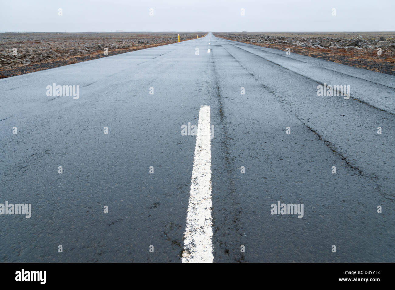 Road empty horizon low angle hi-res stock photography and images - Alamy