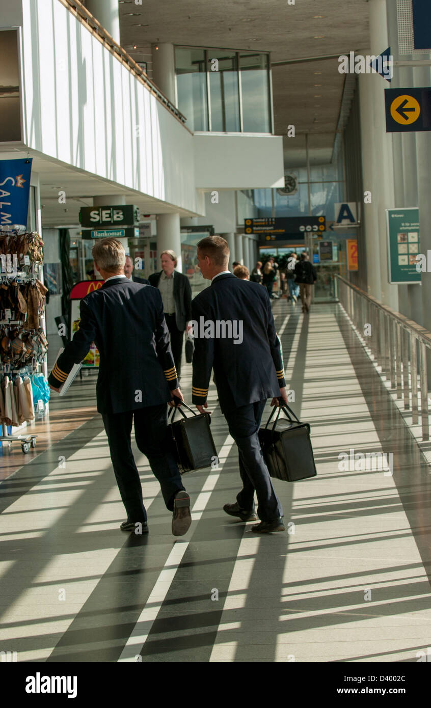 Pilots at the airport Stock Photo - Alamy