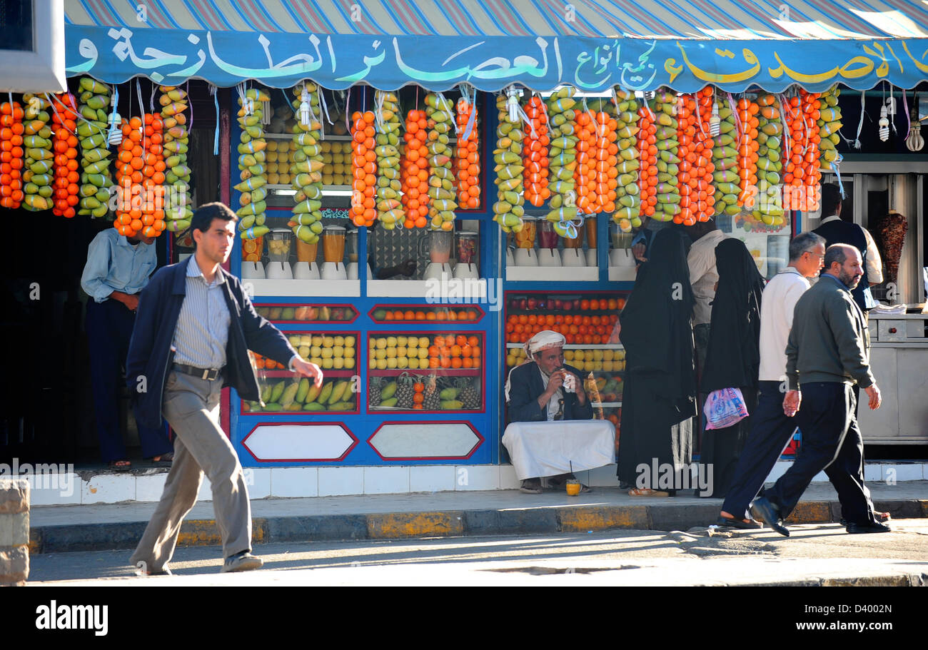 Fruit shop in central Sana'a, Yemen Stock Photo - Alamy