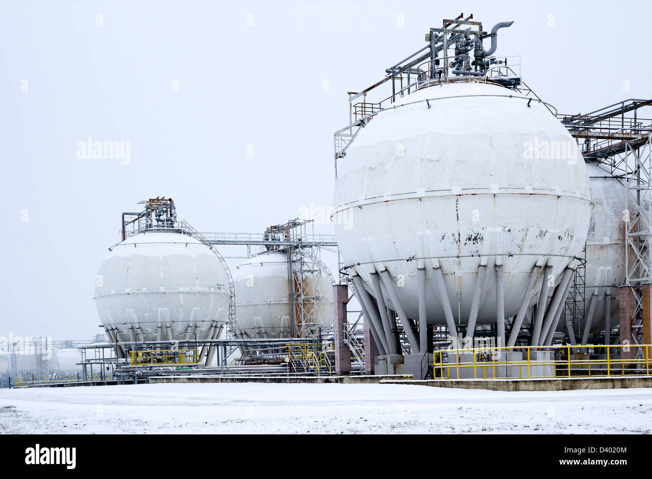Oil storage tanks hi-res stock photography and images - Alamy