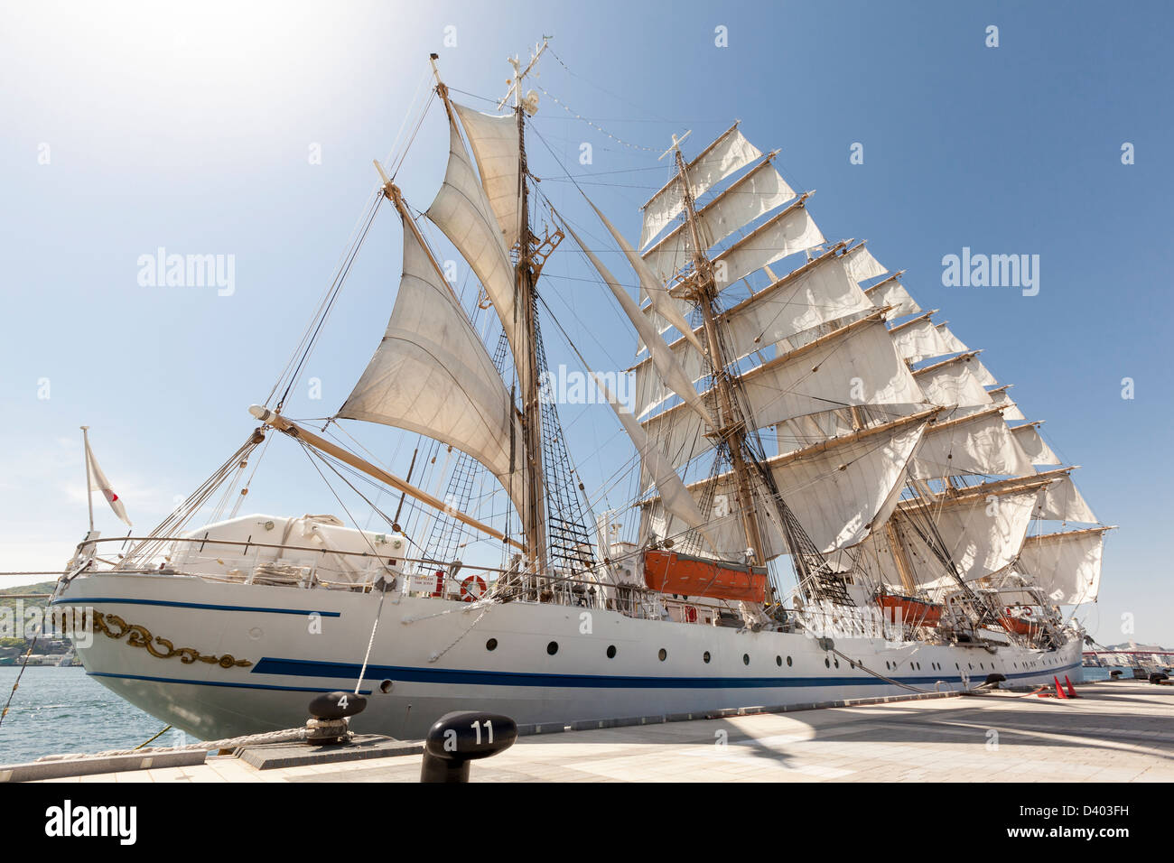 Large tall masted ship hi-res stock photography and images - Alamy
