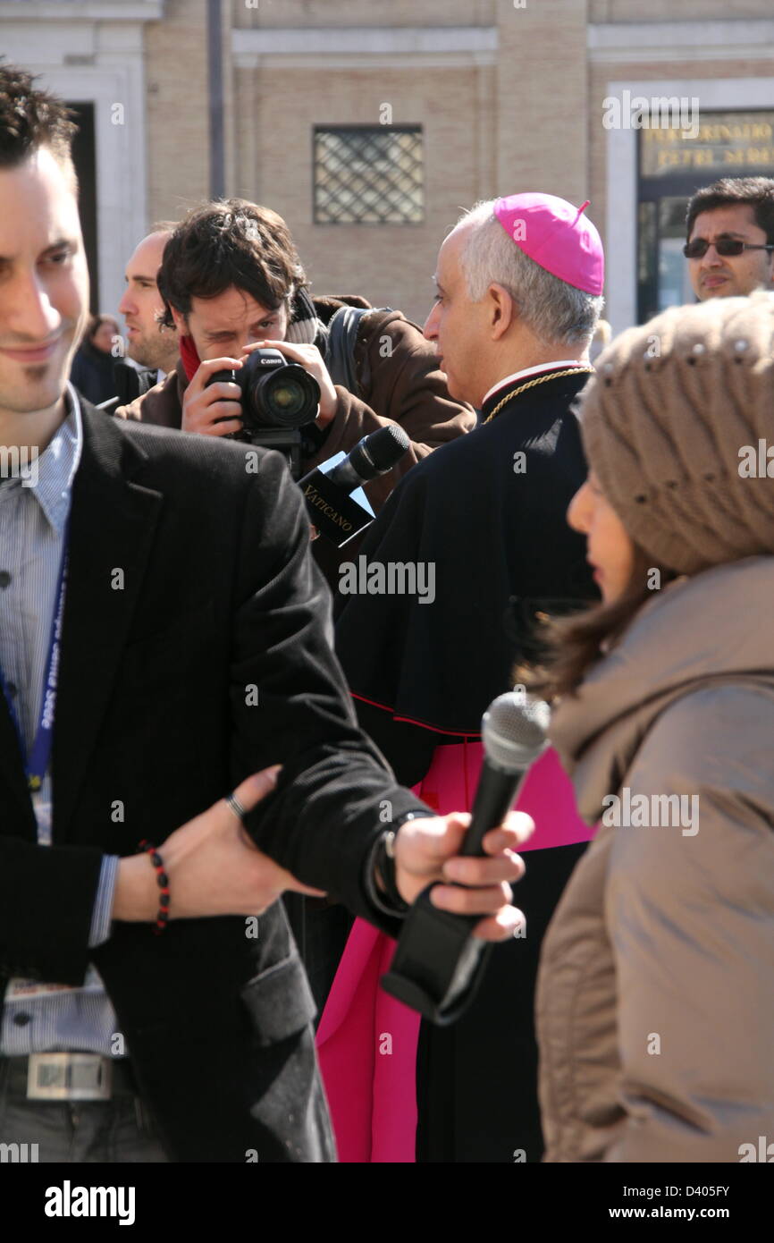 Priest final blessing mass hi-res stock photography and images - Alamy