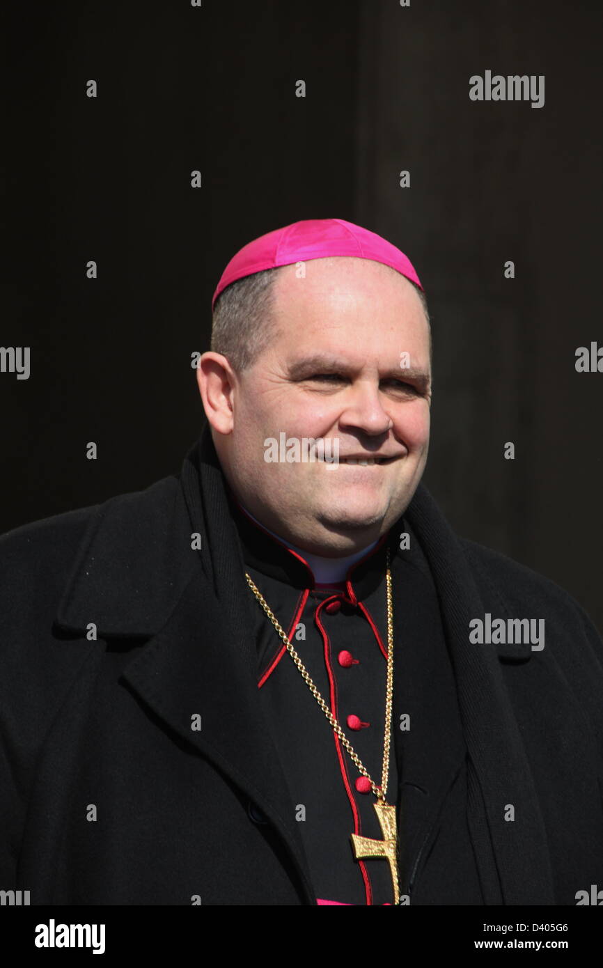 Priest final blessing mass hi-res stock photography and images - Alamy