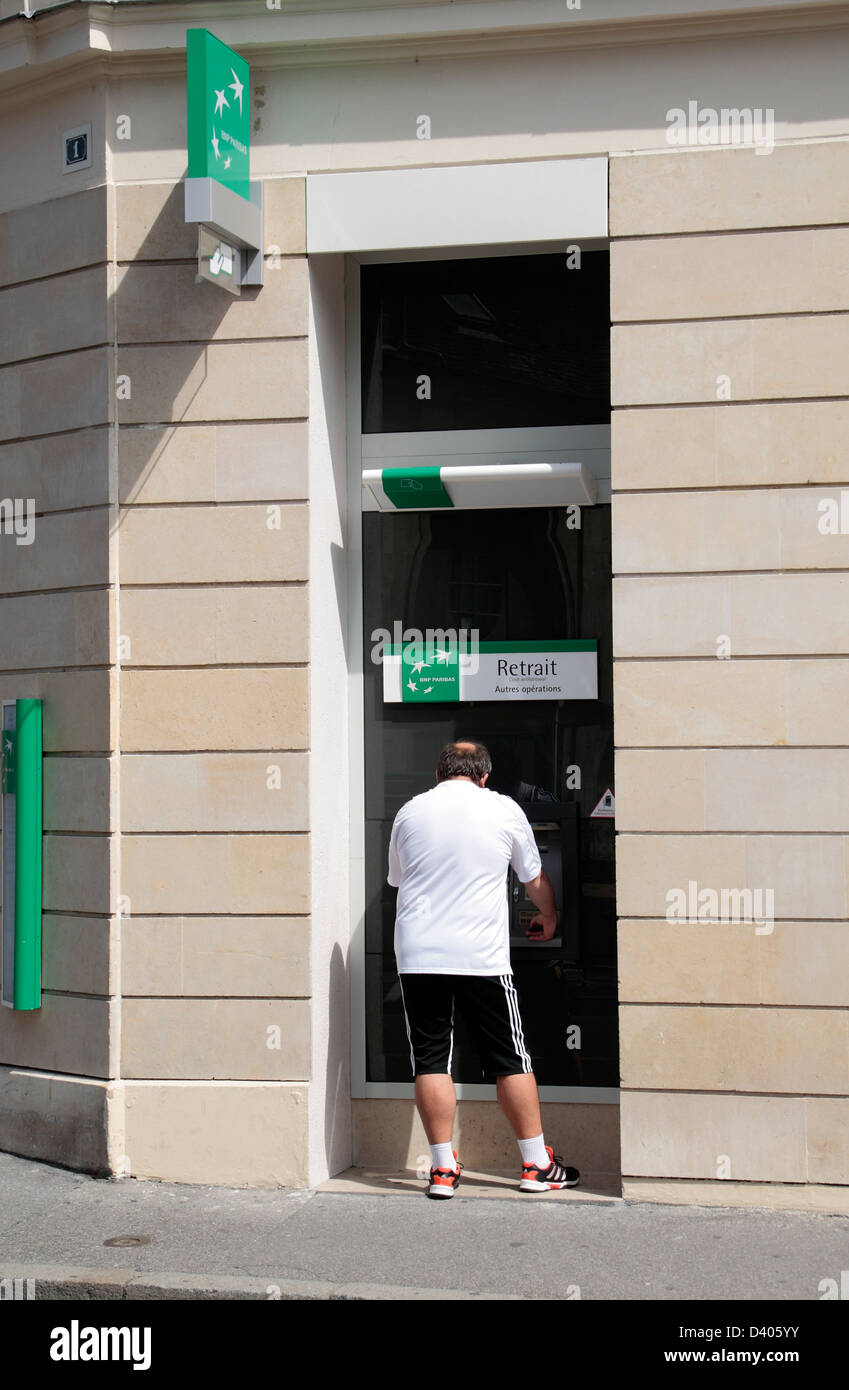 Man using cash machine bnp hi-res stock photography and images - Alamy
