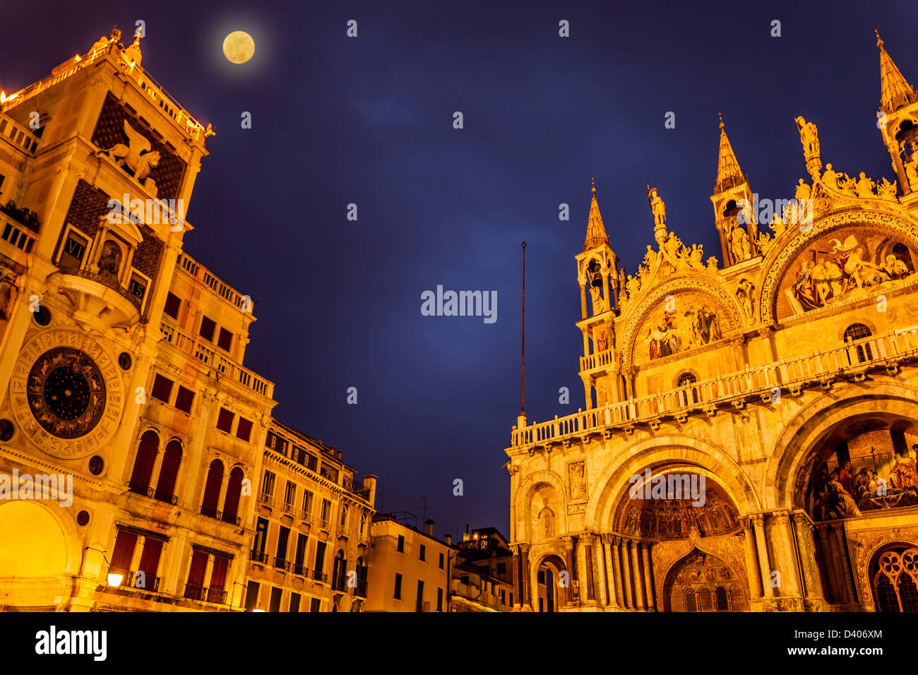 The moon in the square hi-res stock photography and images - Alamy