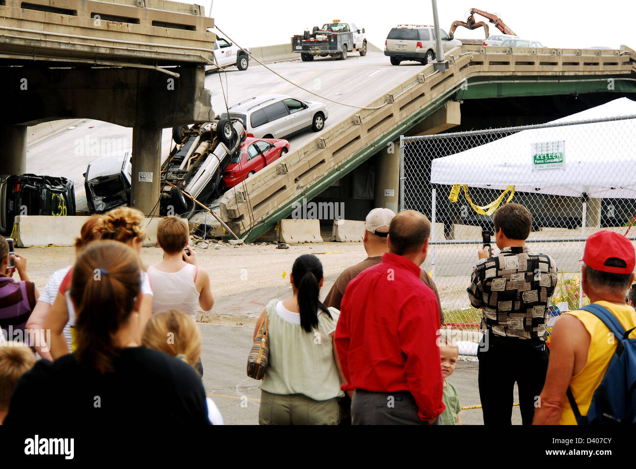 Minneapolis i 35 bridge collapse hi-res stock photography and images ...
