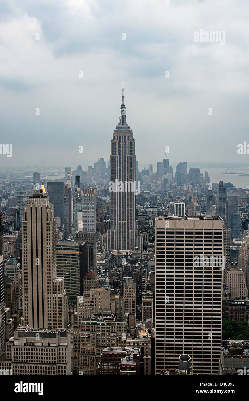 The Empire State Building dominates the mid town Manhattan skyline in ...