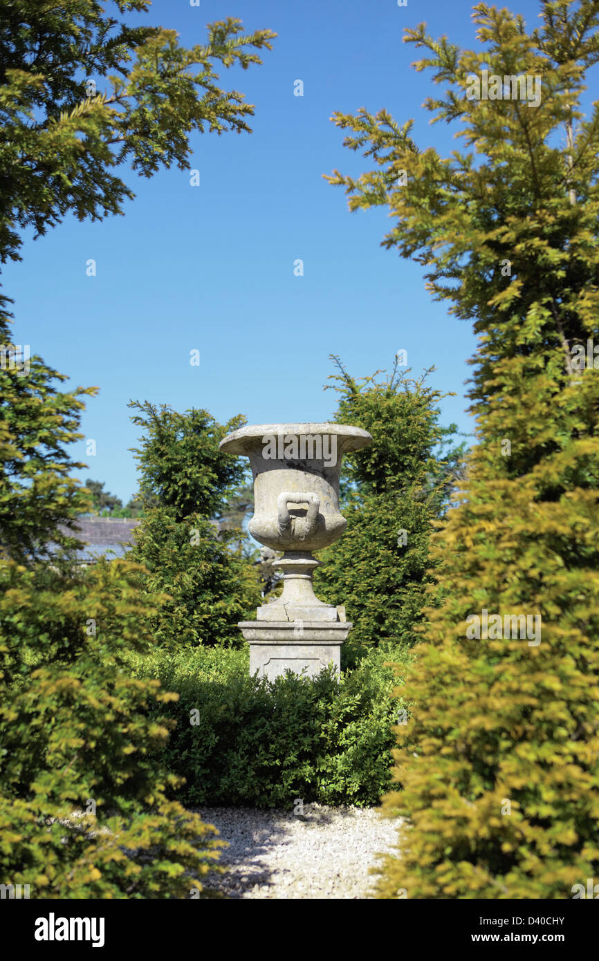Classical urn hi-res stock photography and images - Alamy