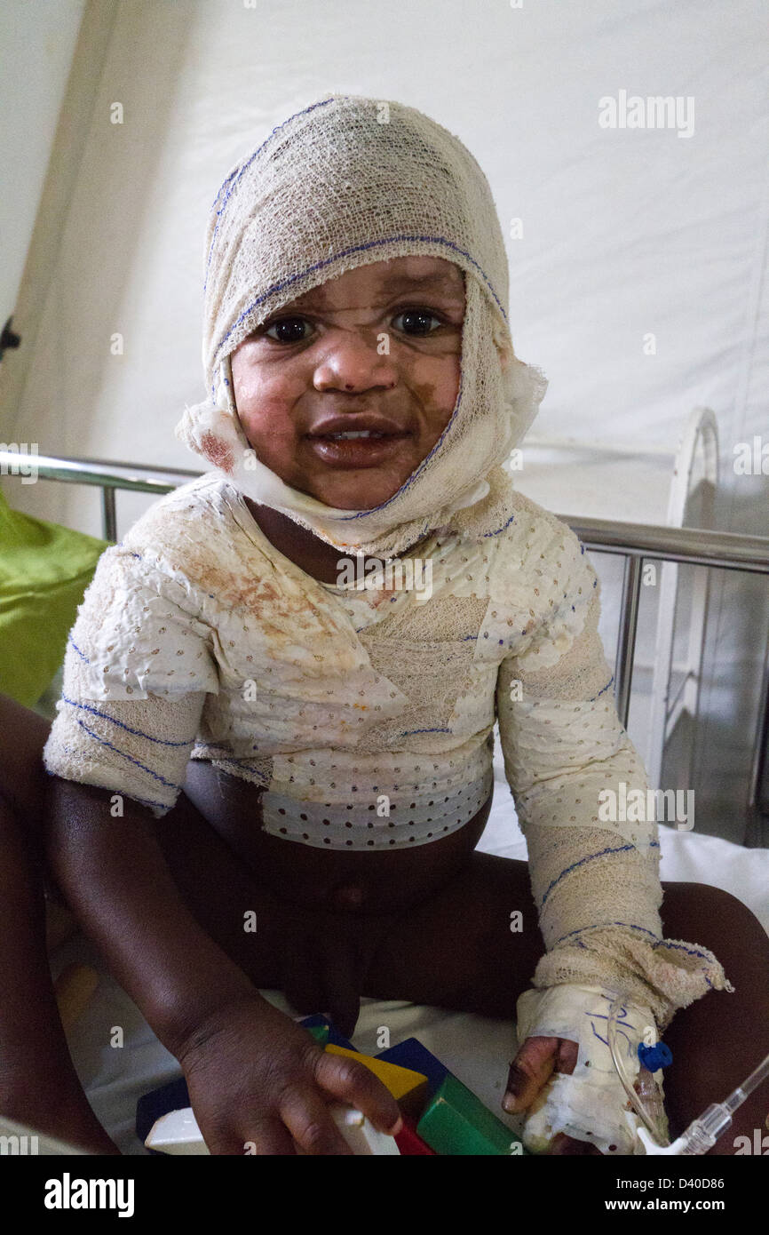 Hospital child playing game hi-res stock photography and images - Alamy