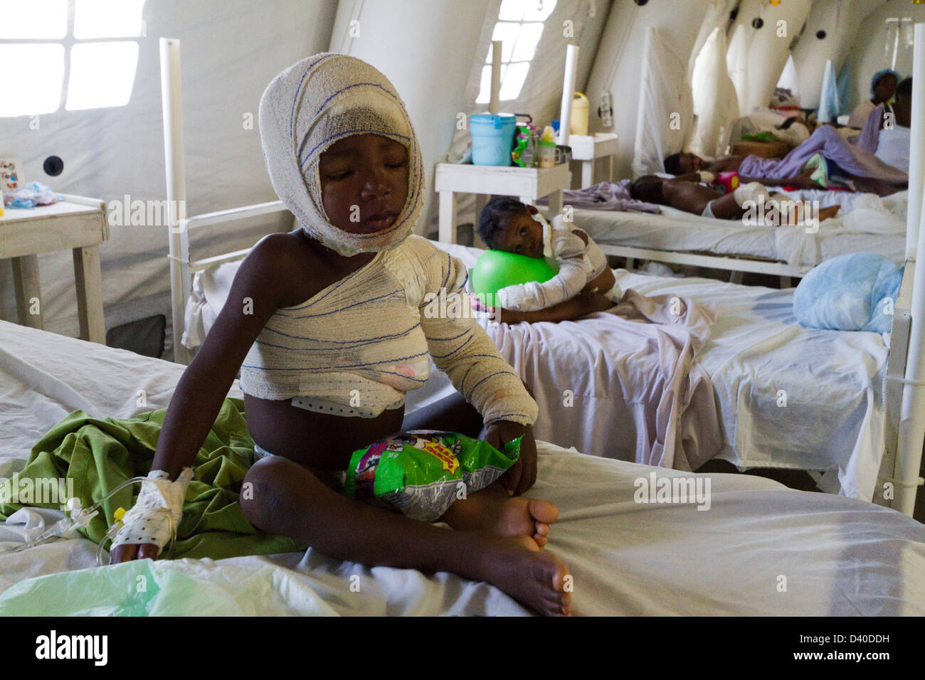 Hospital child playing game hi-res stock photography and images - Alamy