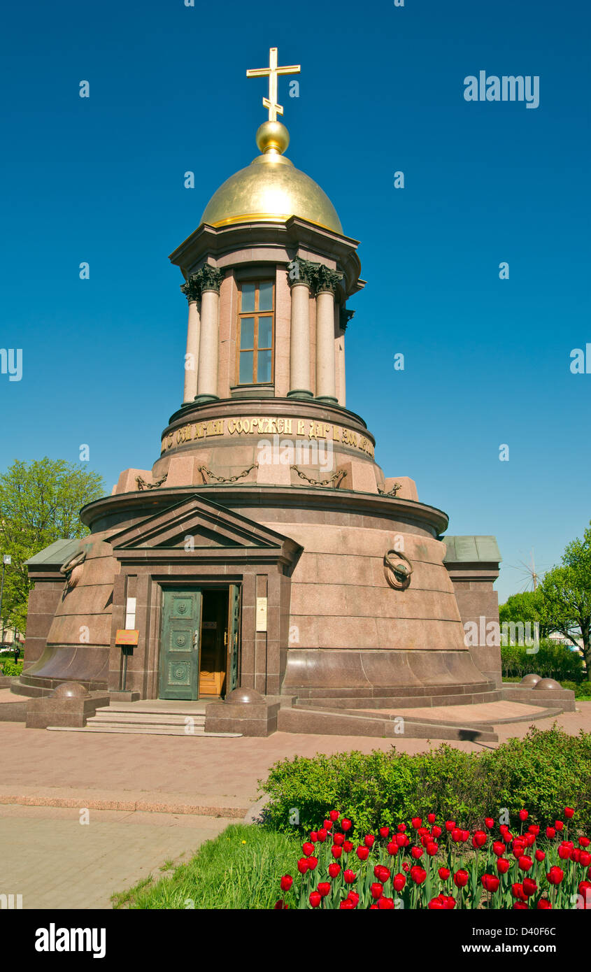 Urban chapel and a historic monument. st. Petersburg Stock Photo - Alamy