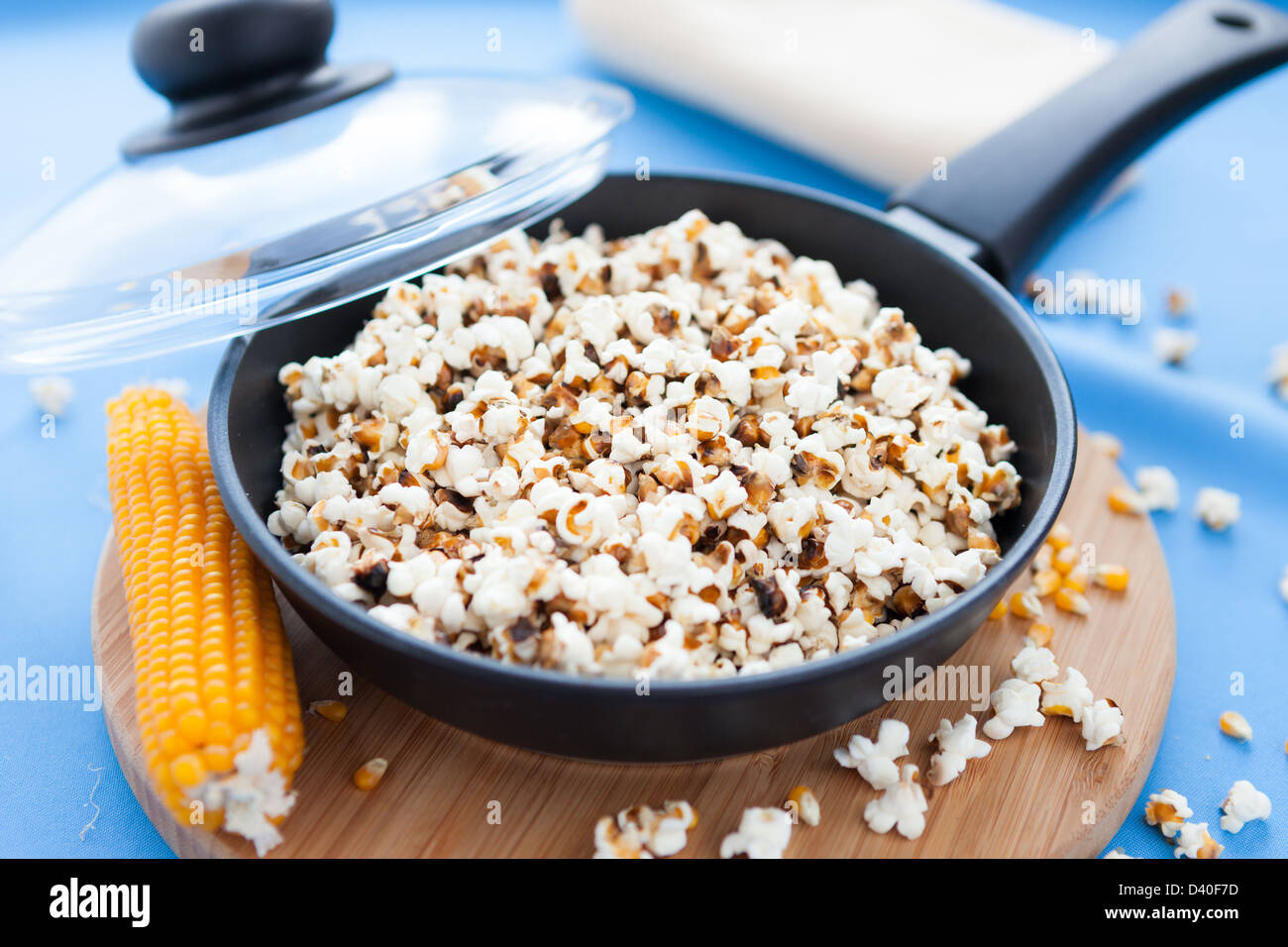popcorn in a pan on a blue background, closeup Stock Photo - Alamy