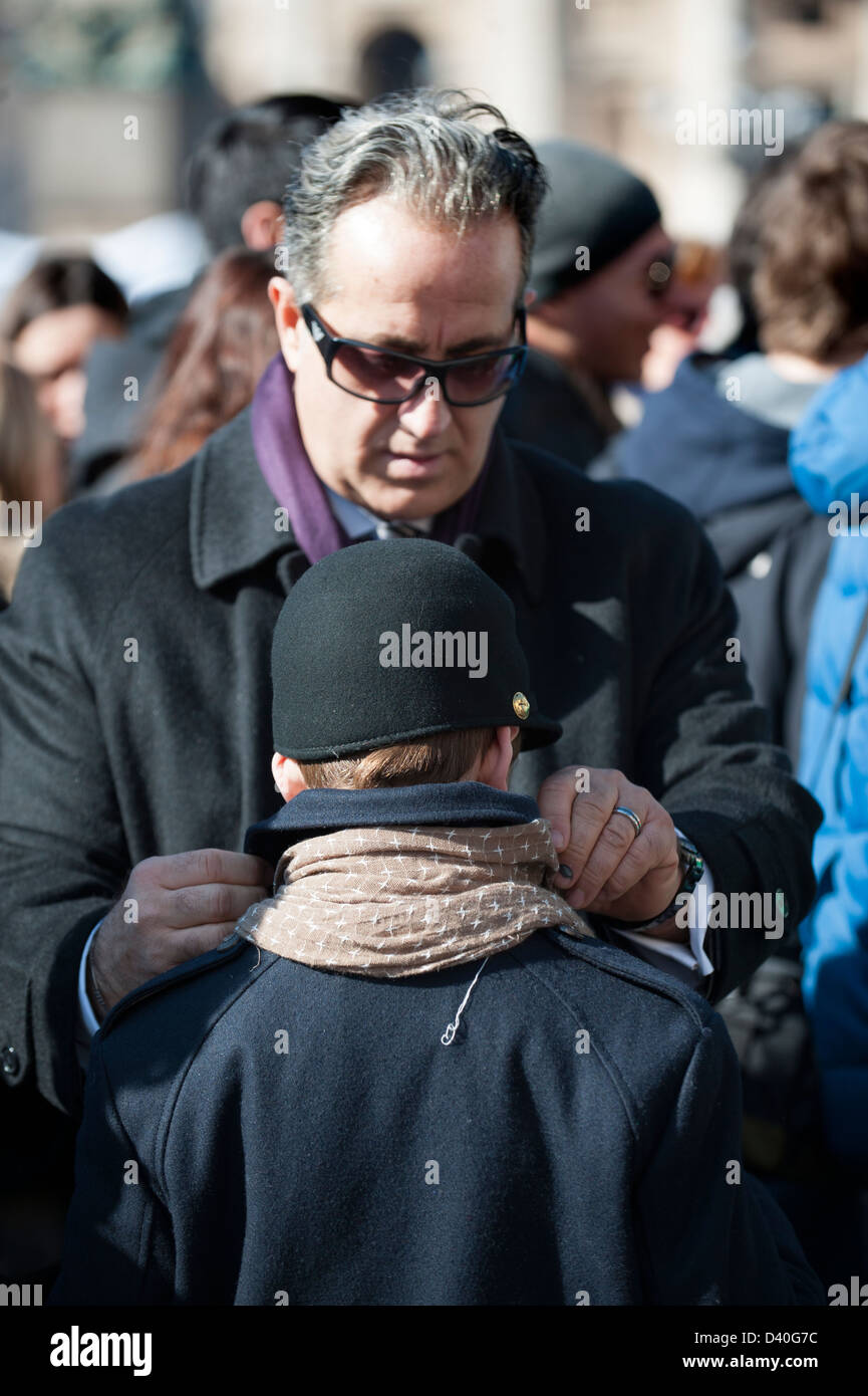 Man in queue hi-res stock photography and images - Alamy