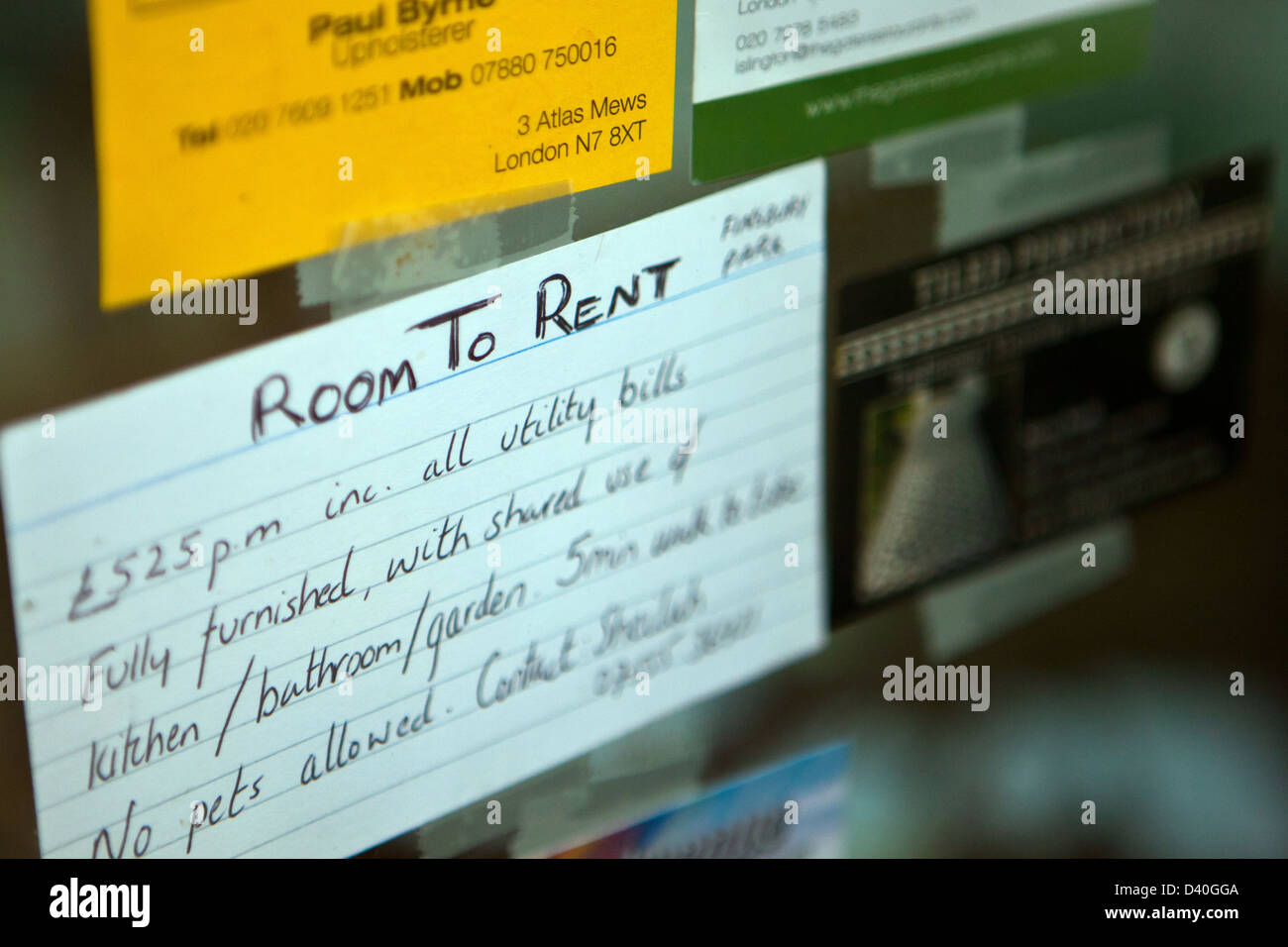Room to Let sign in shop window Stock Photo - Alamy
