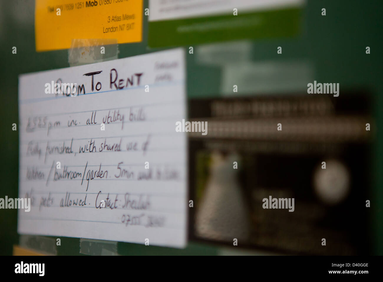 Room to Let sign in shop window Stock Photo - Alamy