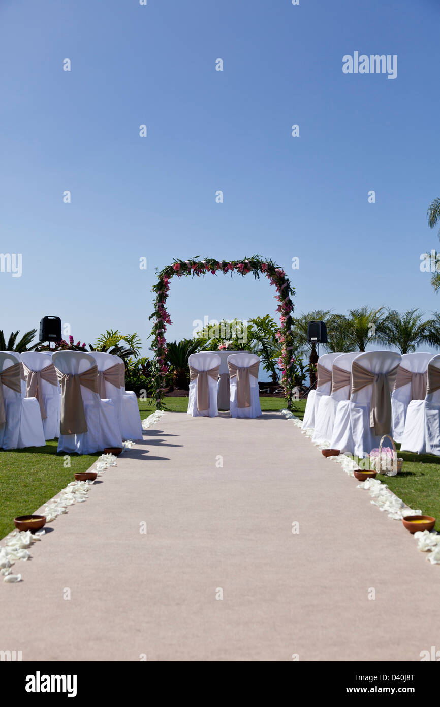Outdoor wedding hi-res stock photography and images - Alamy