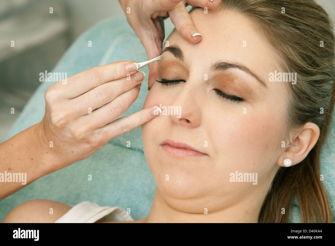 How to shape eyebrows hi-res stock photography and images - Alamy