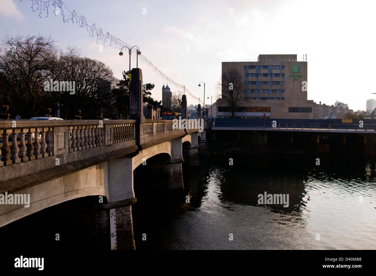 Cardiff Bridge over the River Taff and Holiday Inn Hotel Stock Photo ...