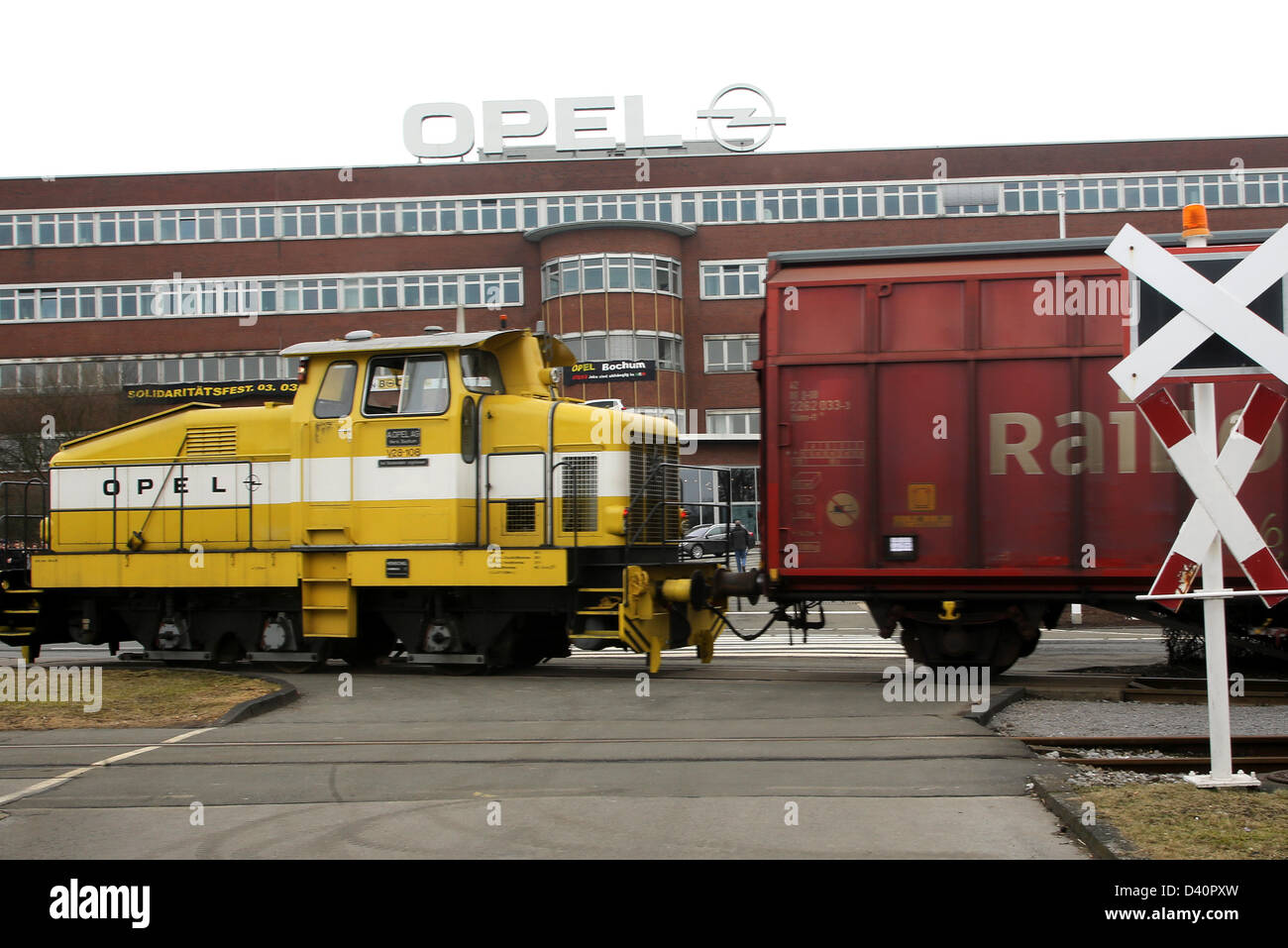A freight train with Opel parts passes the Opel factory in Bochum ...