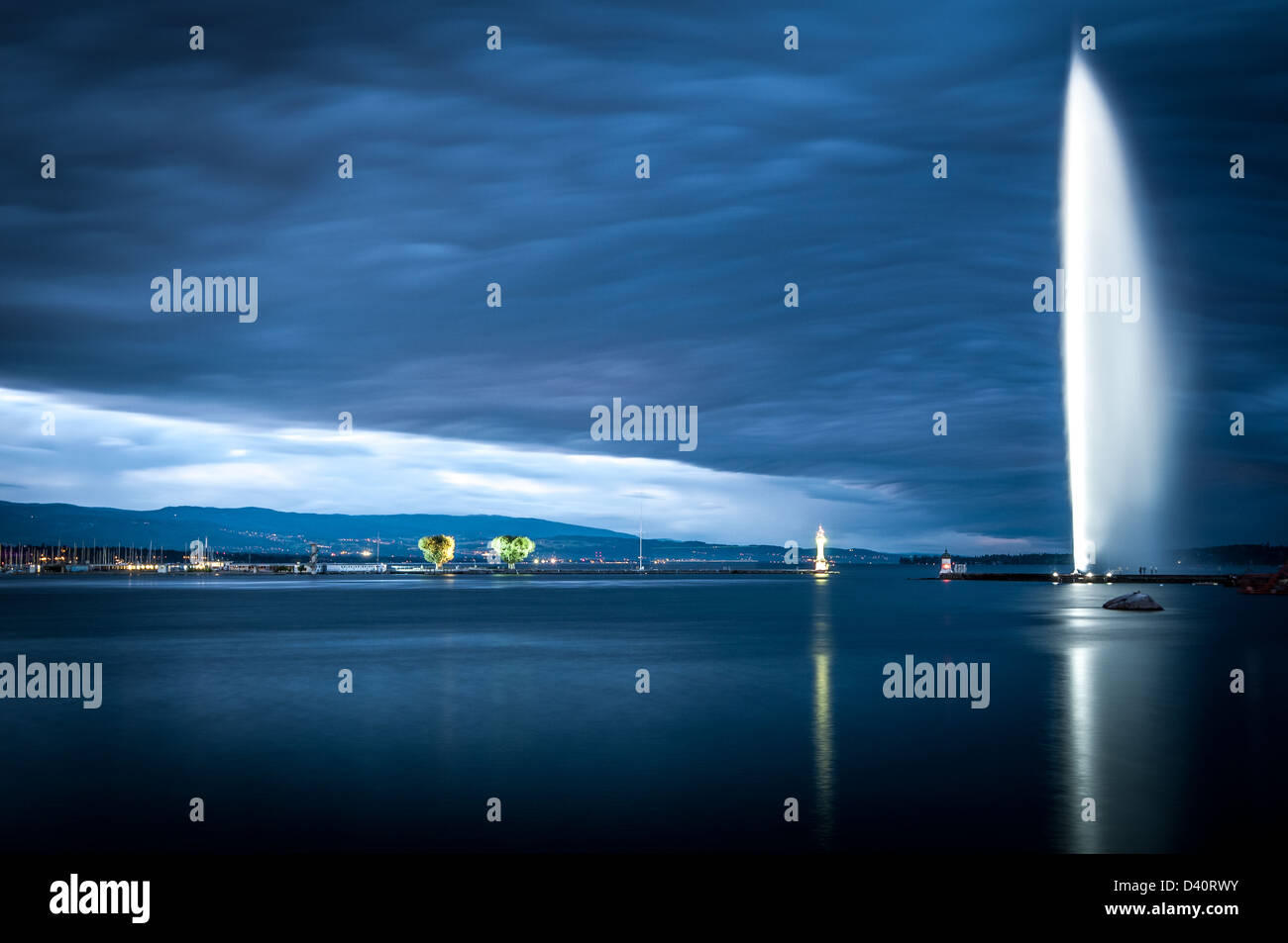 Sunset or sunrise view of the famous fountain in Geneva city in lake ...
