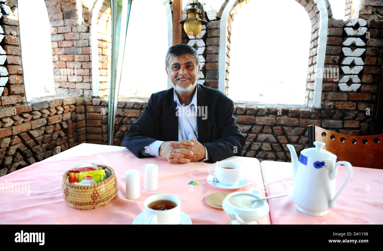 Tea drinking at a cafe in old Sana'a, Yemen Stock Photo - Alamy