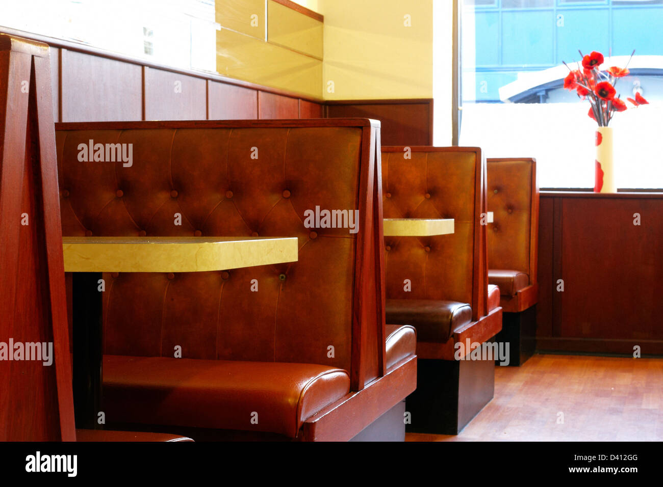 Empty cafe hi-res stock photography and images - Alamy