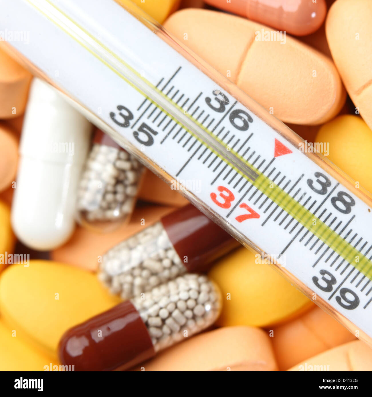Pills and thermometer Stock Photo - Alamy