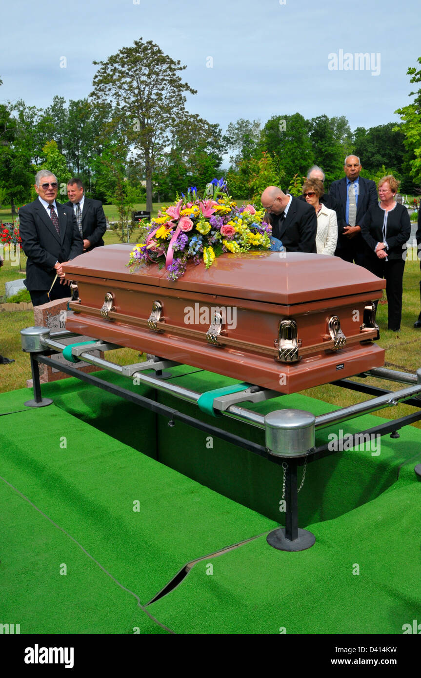 Casket and mourners hi-res stock photography and images - Alamy