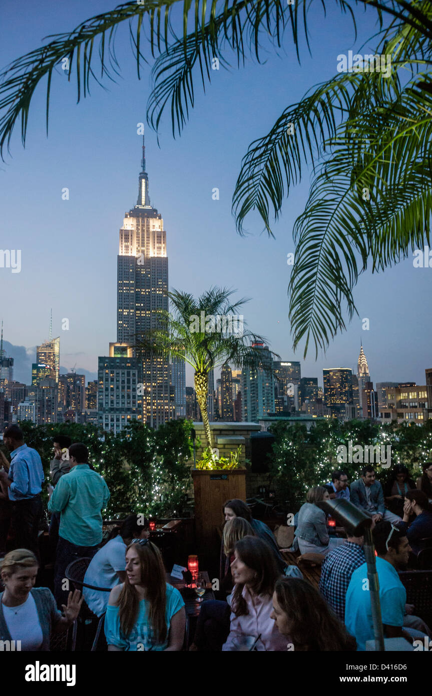 New york rooftop bar at night hi-res stock photography and images - Alamy