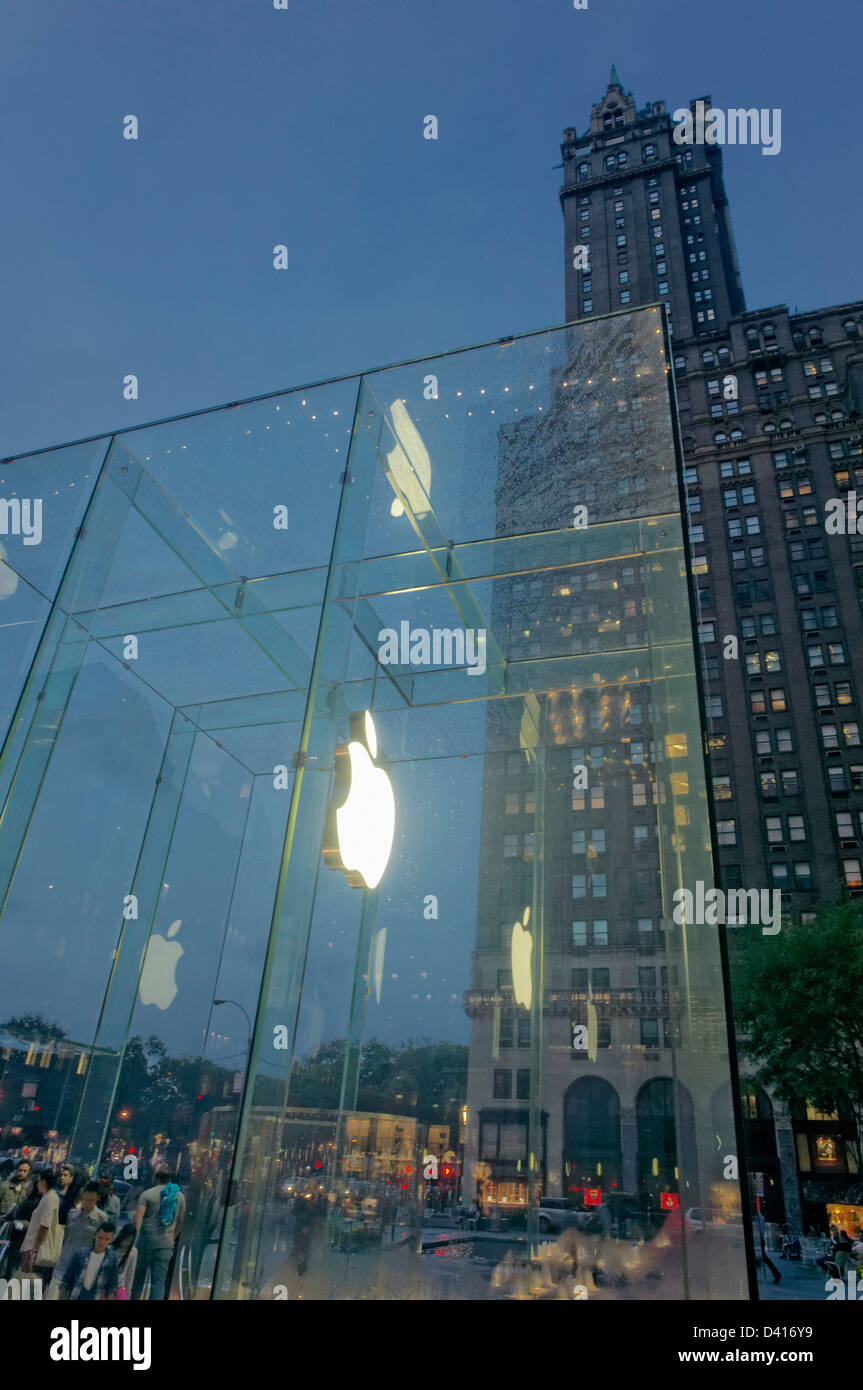 Apple Store 5th Avenue, Manhattan, New York City, USA Stock Photo - Alamy
