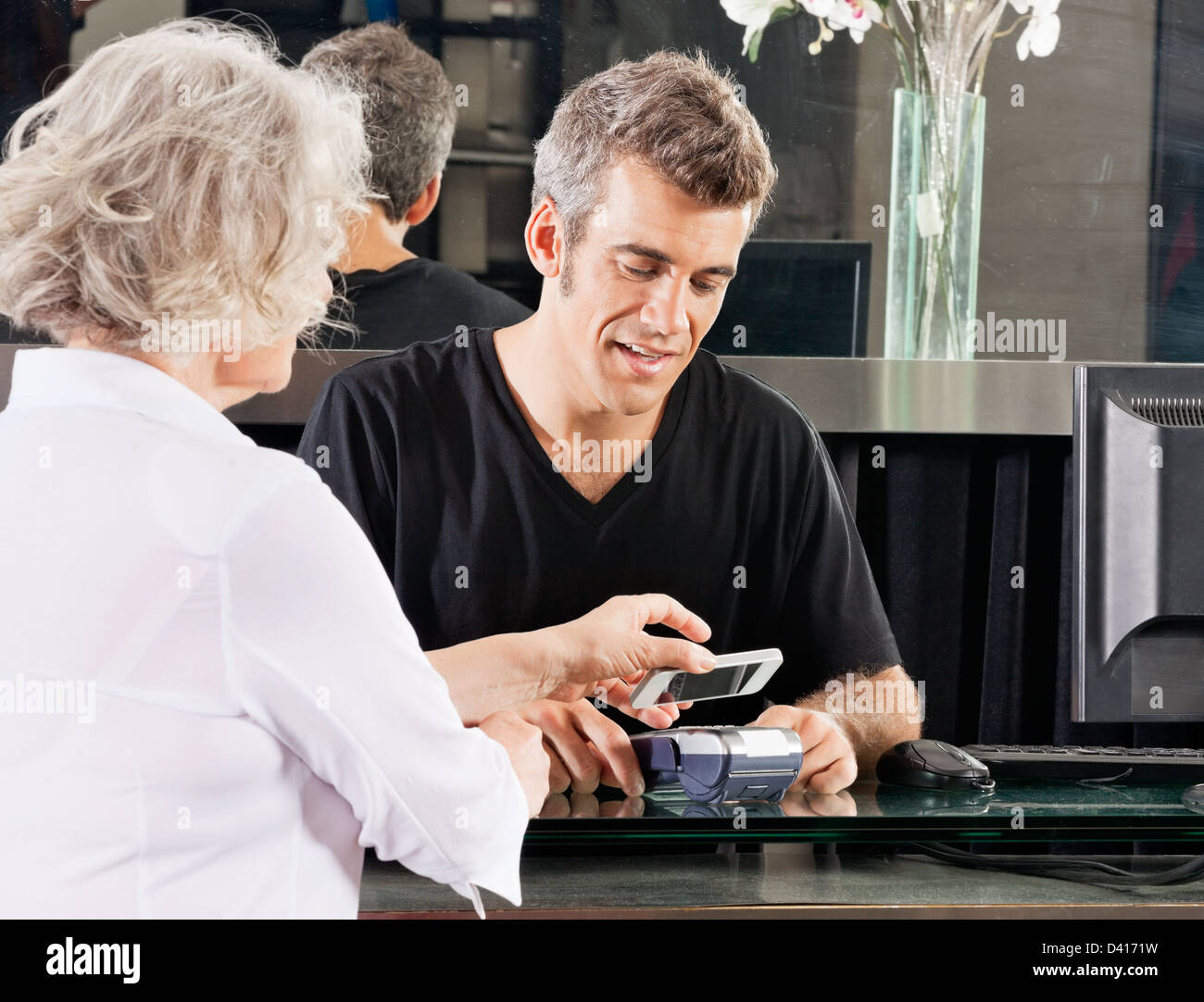 Pay through mobile hi-res stock photography and images - Alamy