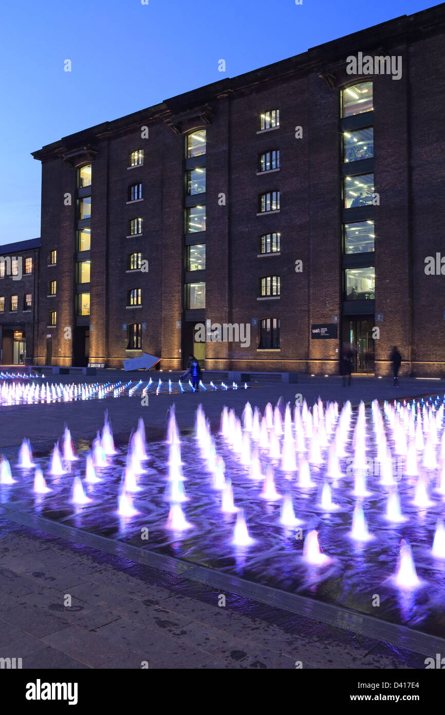 Granary square fountains hi-res stock photography and images - Alamy