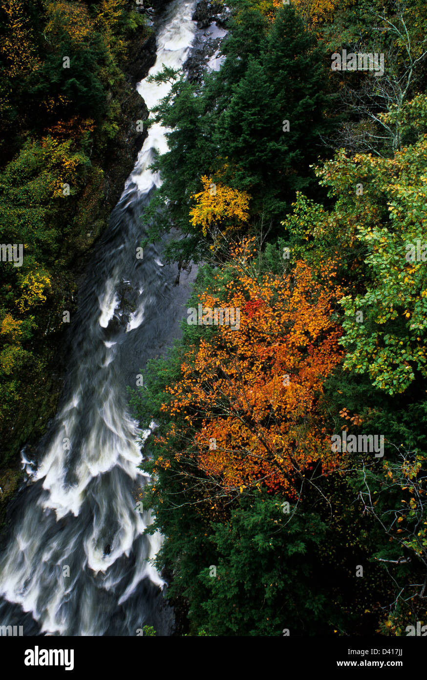 Colorful autumn trees aerial view of Quechee Gorge, Ottauquechee River ...