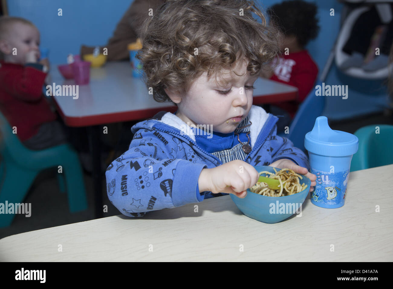 Child eating lunch classroom hi-res stock photography and images - Alamy