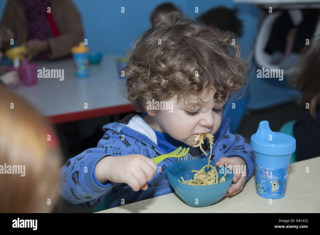 Child eating lunch classroom hi-res stock photography and images - Alamy