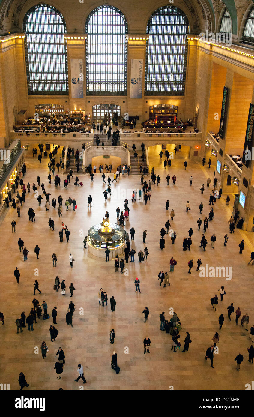 Train boards at grand central terminal hi-res stock photography and ...