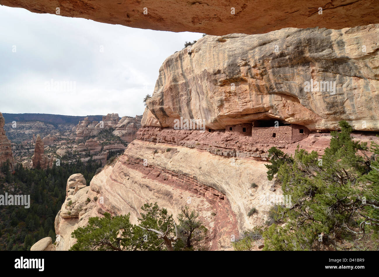 Native American cliff dwelling in Southern Utah Stock Photo - Alamy