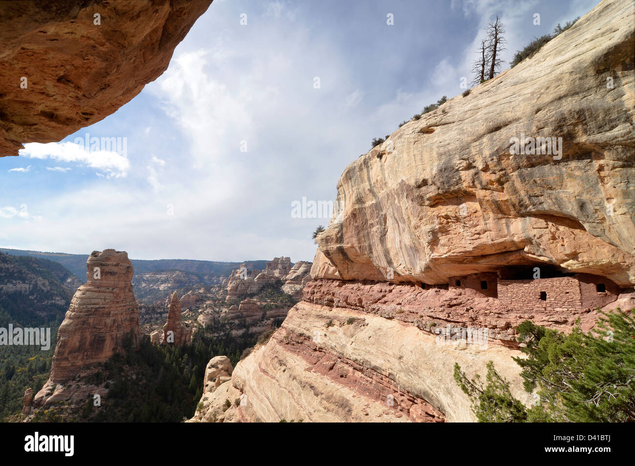 Native American cliff dwelling in Southern Utah Stock Photo - Alamy