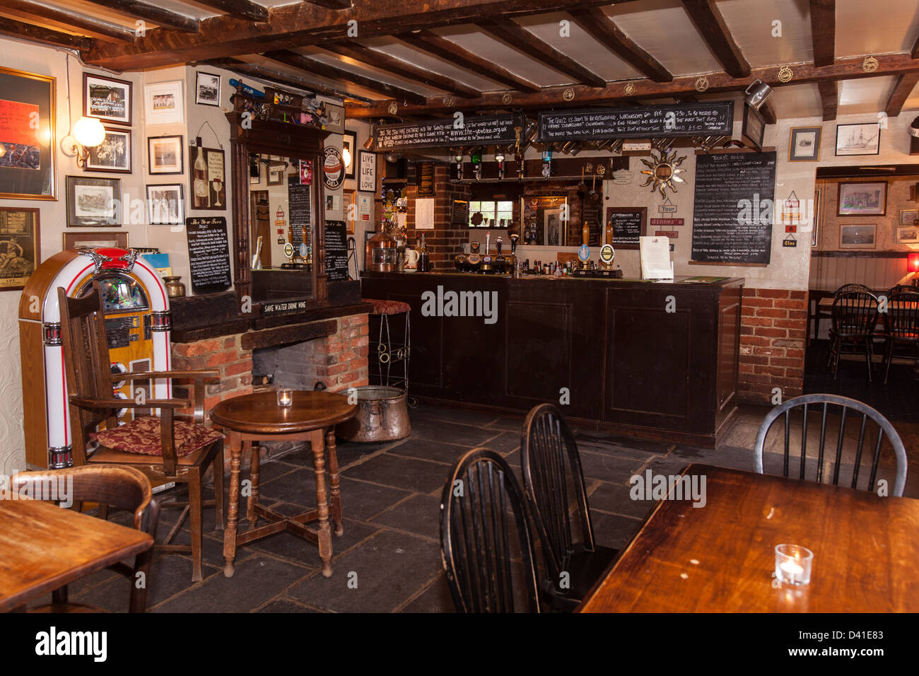 Yew tree pub hi-res stock photography and images - Alamy