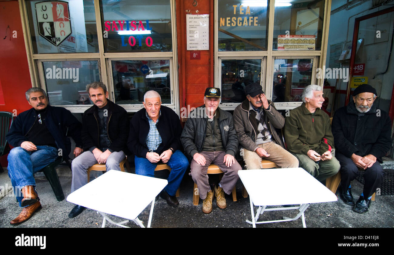A group of Turkish men sitting and chatting a local tea house Stock ...