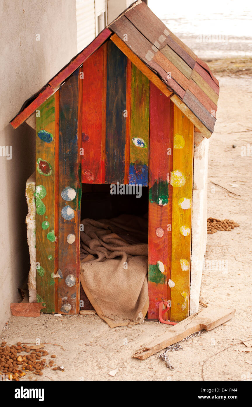 Empty dog house hi-res stock photography and images - Alamy