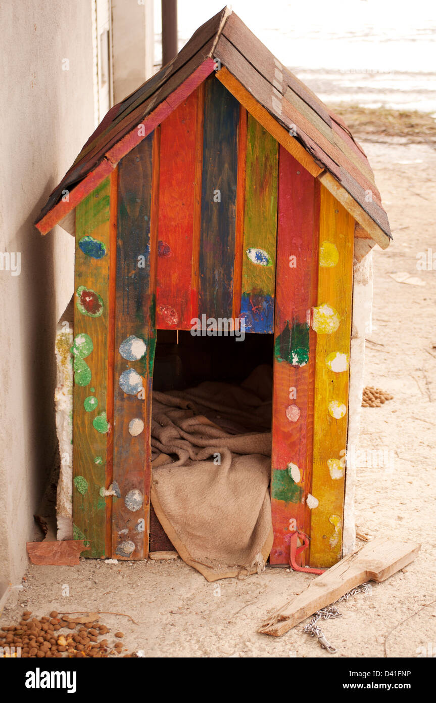 Empty dog house hi-res stock photography and images - Alamy