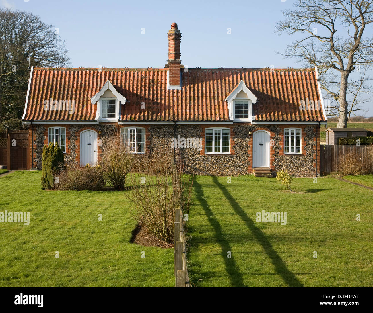 Two houses hi-res stock photography and images - Alamy