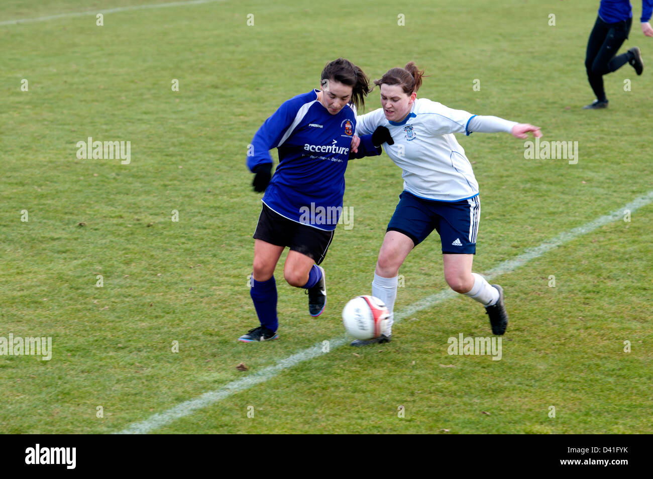 Womens football action hi-res stock photography and images - Alamy