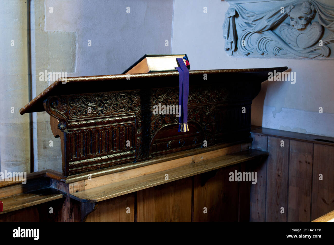 Uk church lectern hi-res stock photography and images - Alamy