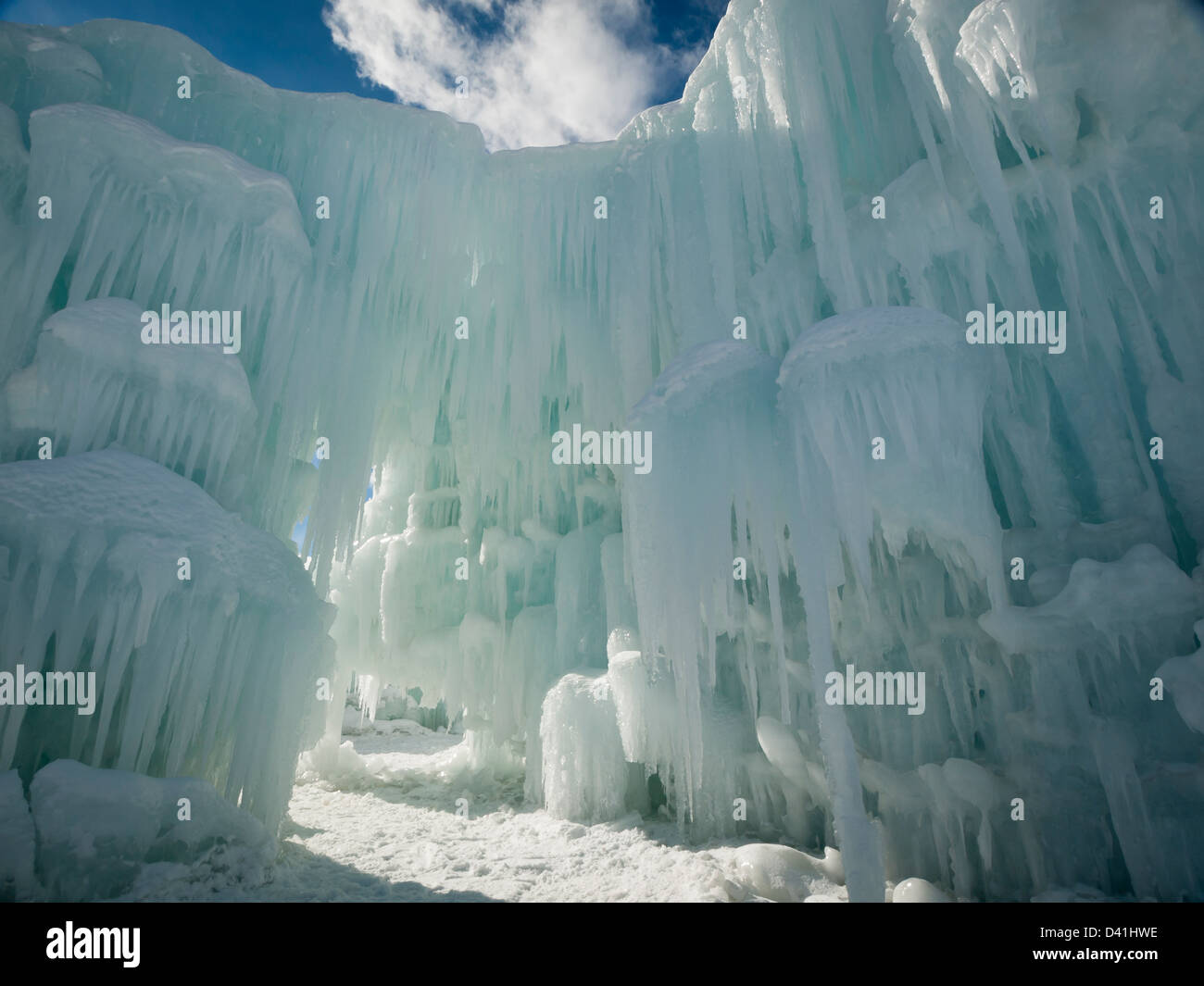 Ice castles building hi-res stock photography and images - Alamy