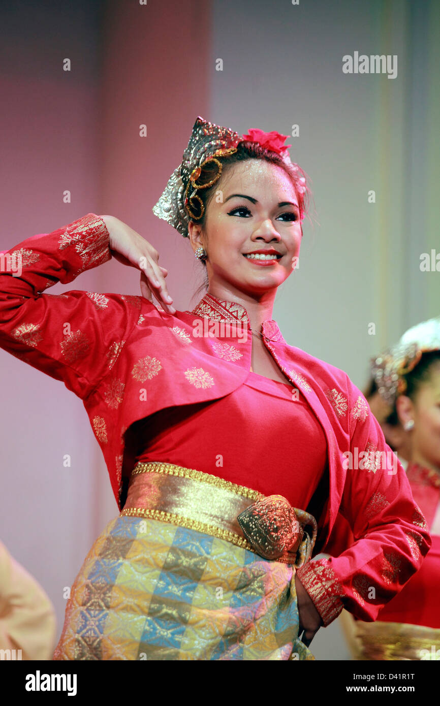 Malaysia kuala lumpur traditional dancers hi-res stock photography and ...
