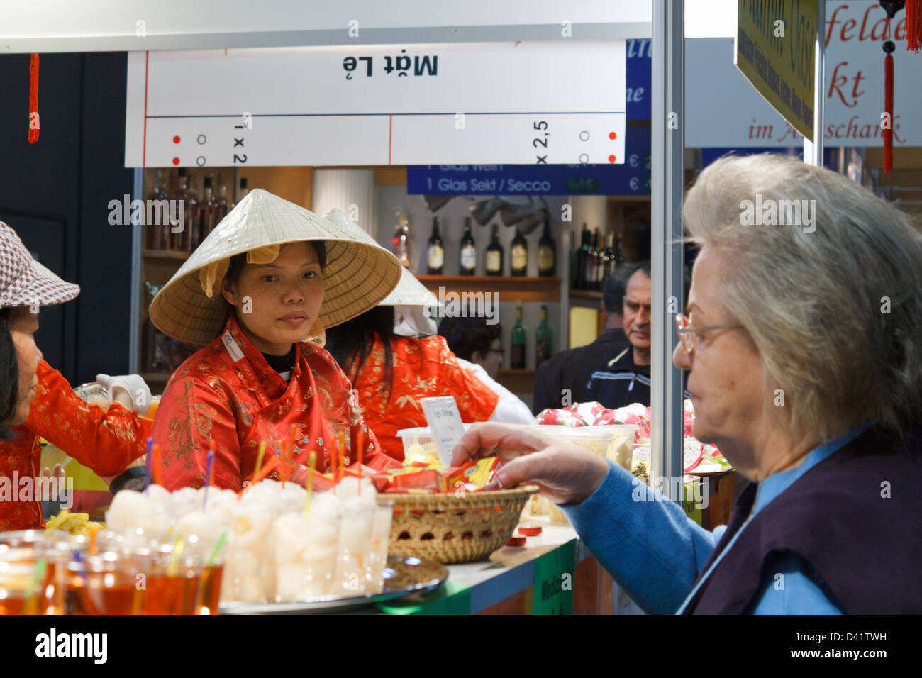 Asian food stand hi-res stock photography and images - Alamy